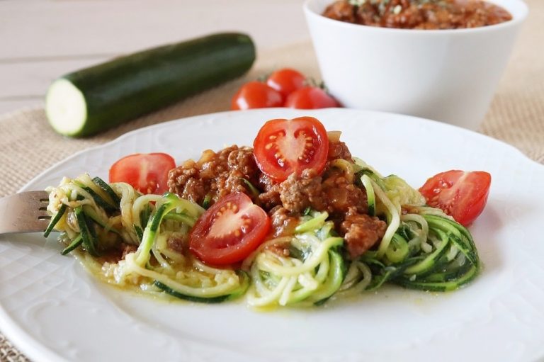 Zucchini-Spaghetti - Zoodles mit Bolognese - The inspiring life